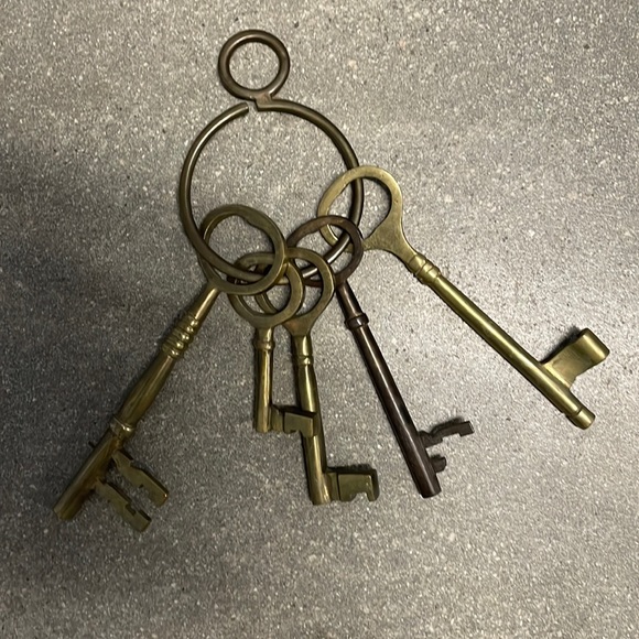 Accents | Jailers Keys Brass On A Ring 5 Keys Longest Key 512 To 212 ...